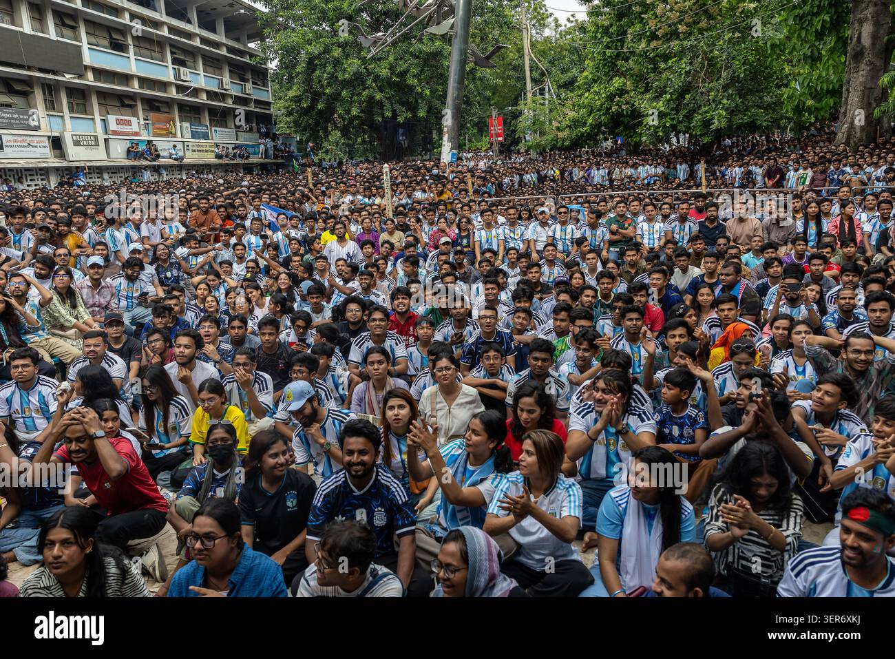 People watch the 2026 FIFA World Cup football match between Argentina ...