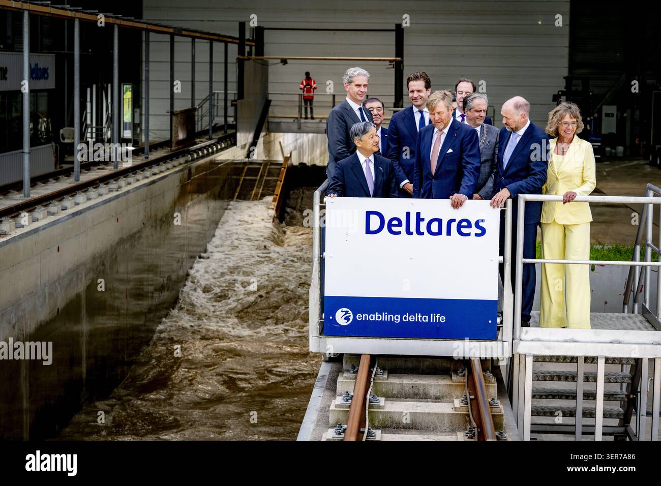 DELFT - King Willem-Alexander and Japanese Emperor Naruhito during a ...