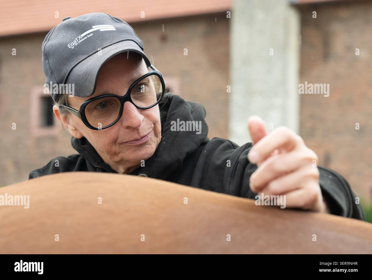 PRODUCTION - 16 June 2026, Hesse, Hanau: Equine osteopath Melanie Gath ...