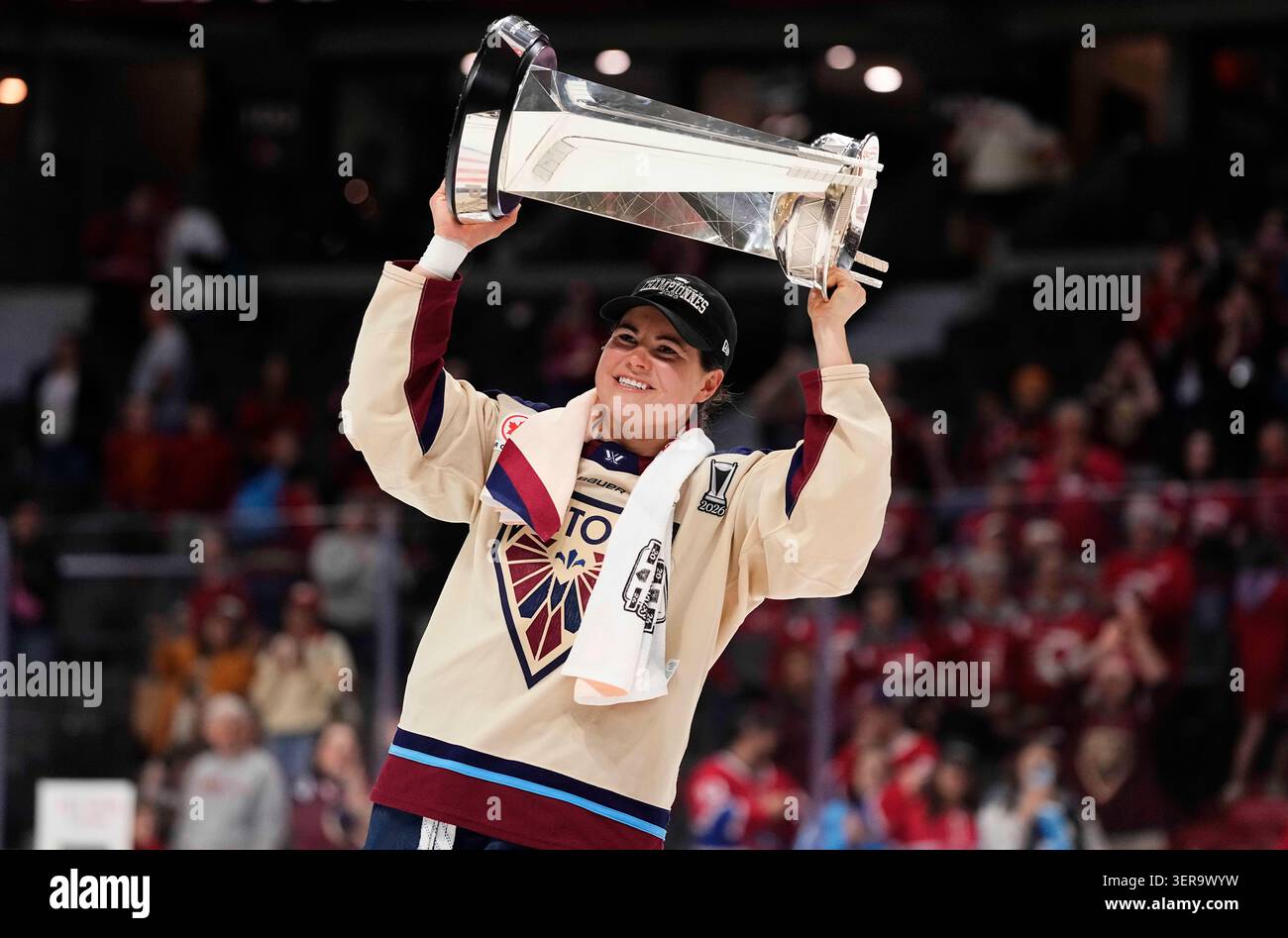 Abby Roque soulève la coupe Walter après la conquête de la Victoire de ...