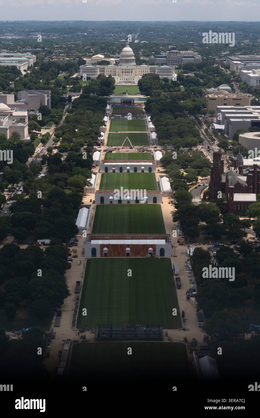 Construction crews continue building structures on the National Mall ...