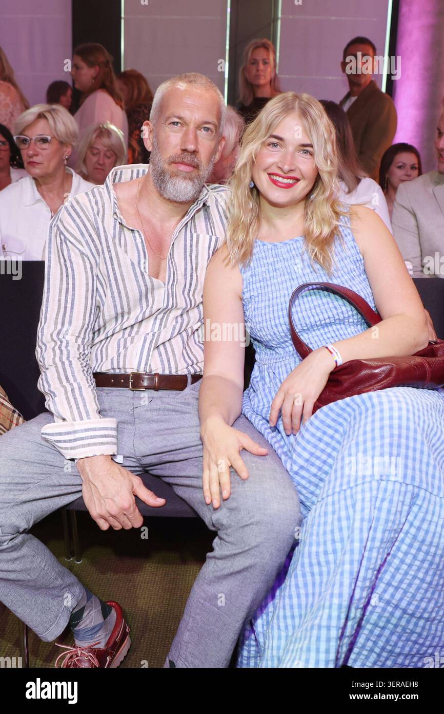Ernsting s family Fashion Show Felix Adergold, Charlotte Weise ...