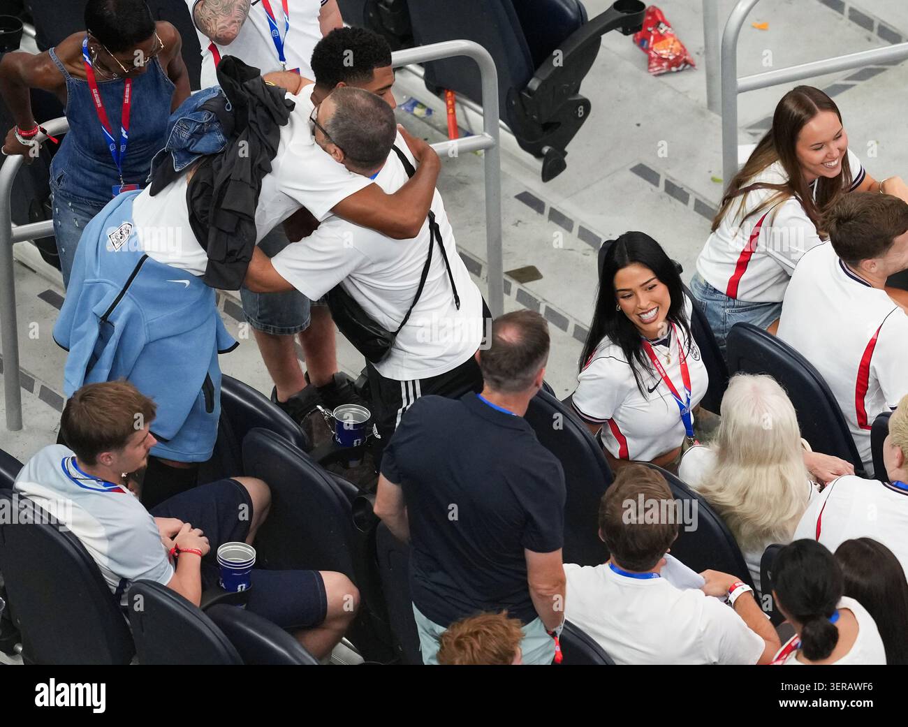 England's Jude Bellingham with his girlfriend Ashlyn Castro and family ...