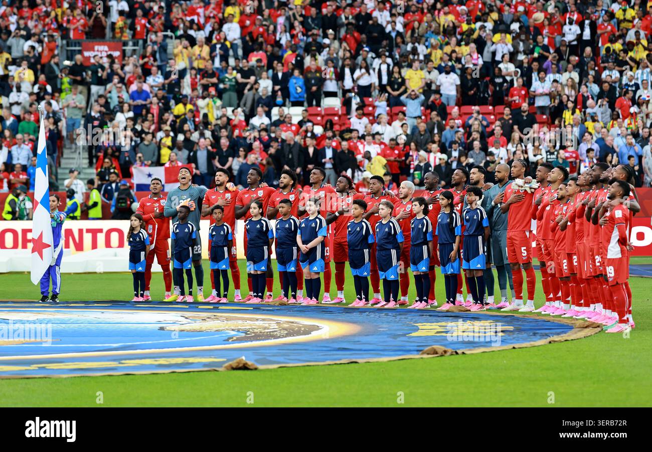 (260618) -- TORONTO, June 18, 2026 (Xinhua) -- Players of Panama sing ...