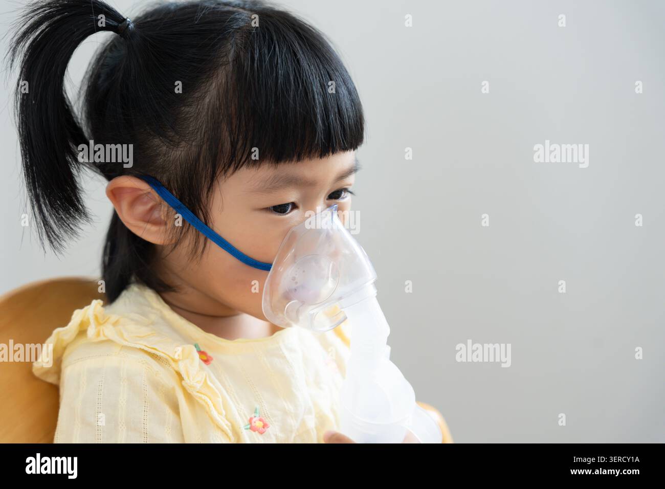 Spray medicine on children, respiratory infectious diseases in children ...