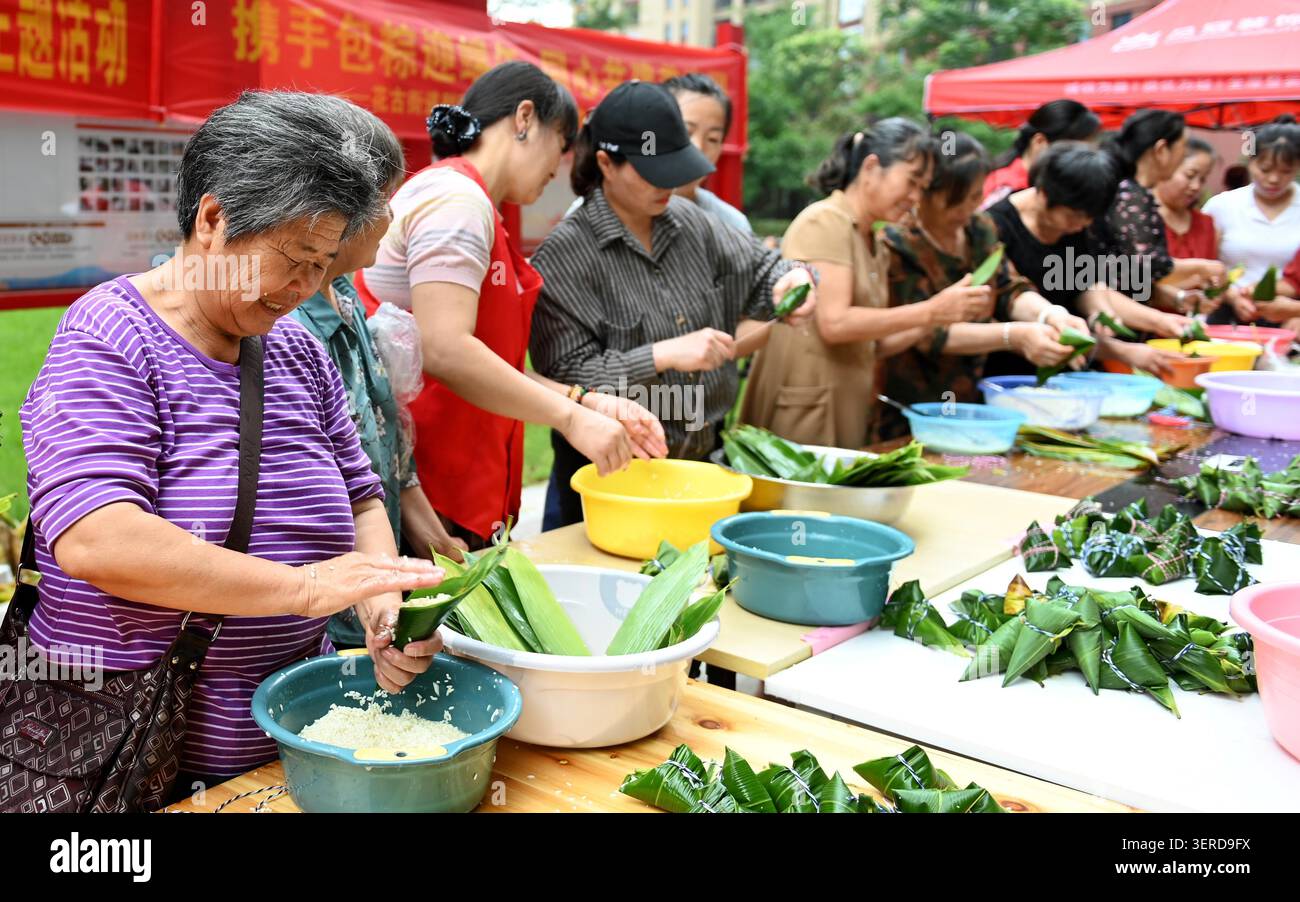 Residents make zongzi in Liyuan Community, Huagu Subdistrict, Dongkou ...