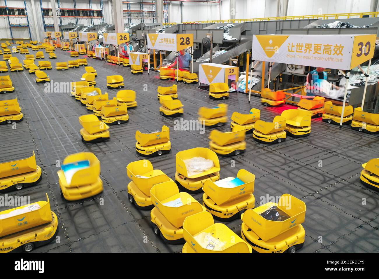 880 sorting robots operate at Kuaiyu Apparel's East China logistics ...
