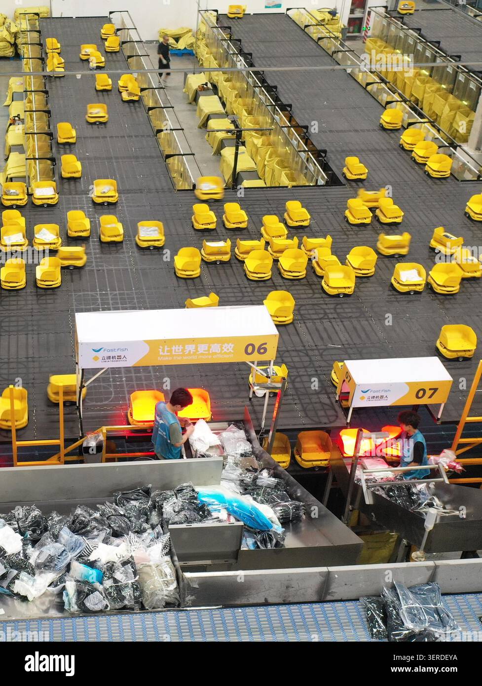 880 sorting robots operate at Kuaiyu Apparel's East China logistics ...
