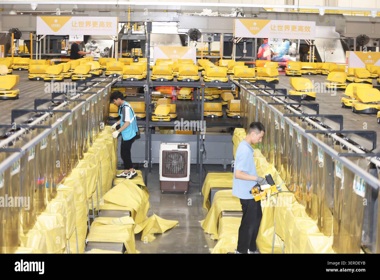 880 sorting robots operate at Kuaiyu Apparel's East China logistics ...