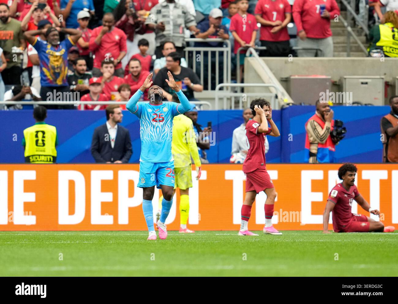 Edo Kayembe (DR Kongo, #25), Vitinha (Portugal, #23), und Renato Veiga ...