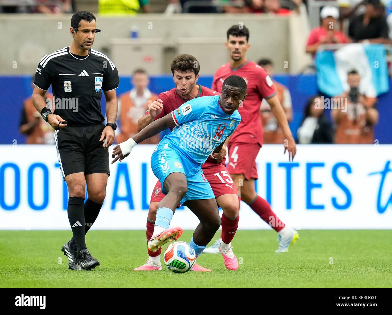 Noah Sadiki (DR Kongo, #14) im Zweikampf mit Joao Neves (Portugal, #15 ...