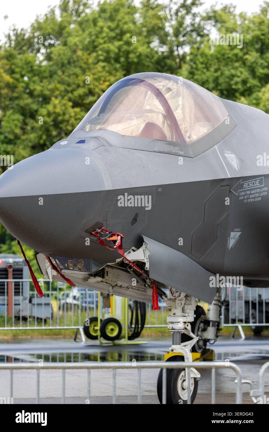 Modern 5th generation stealth fighter jet airfield sleek aerodynamic ...