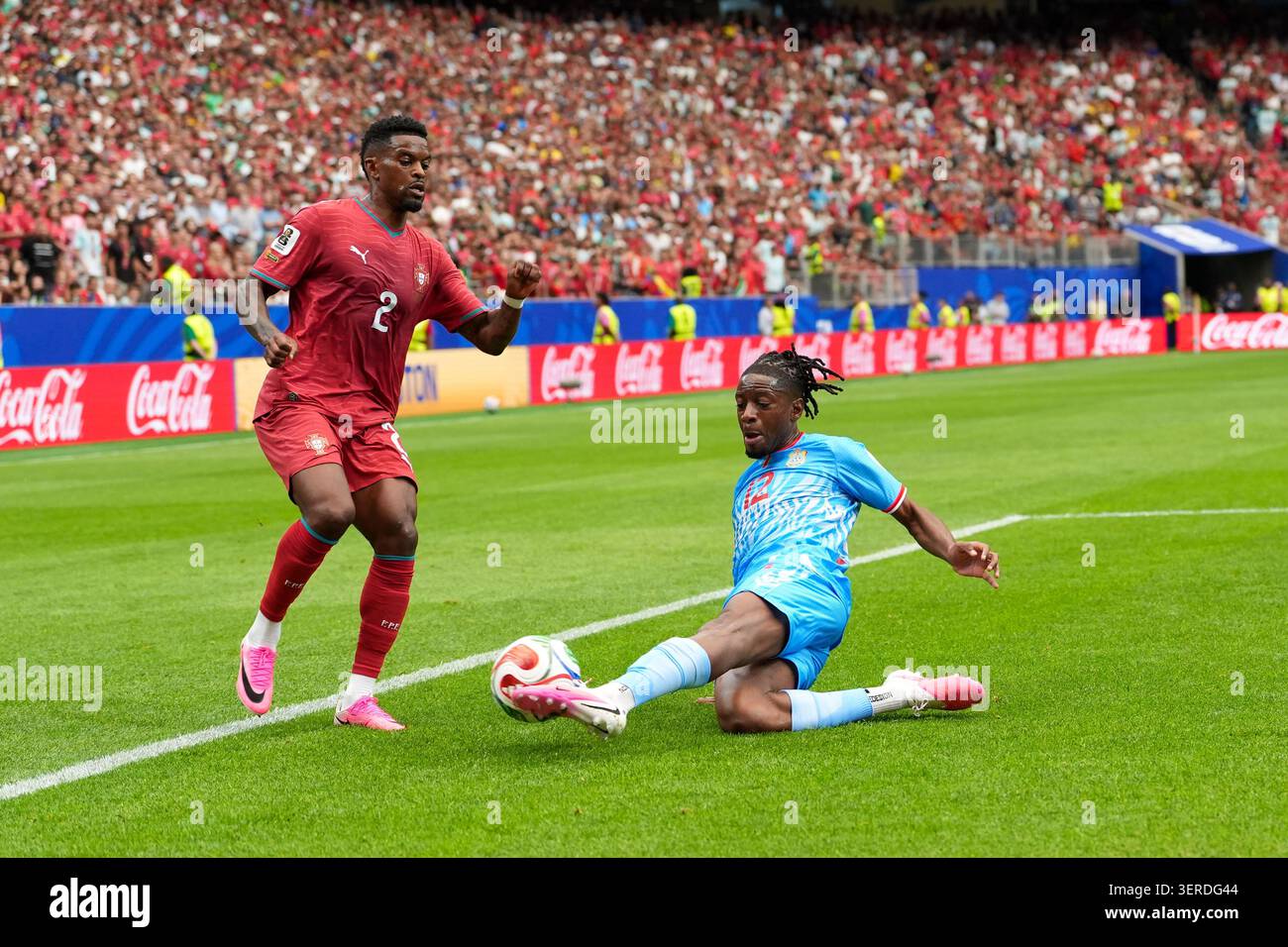 Joris Kayembe (DR Kongo, #12) geht mit einem Sliding Tackling gegen ...