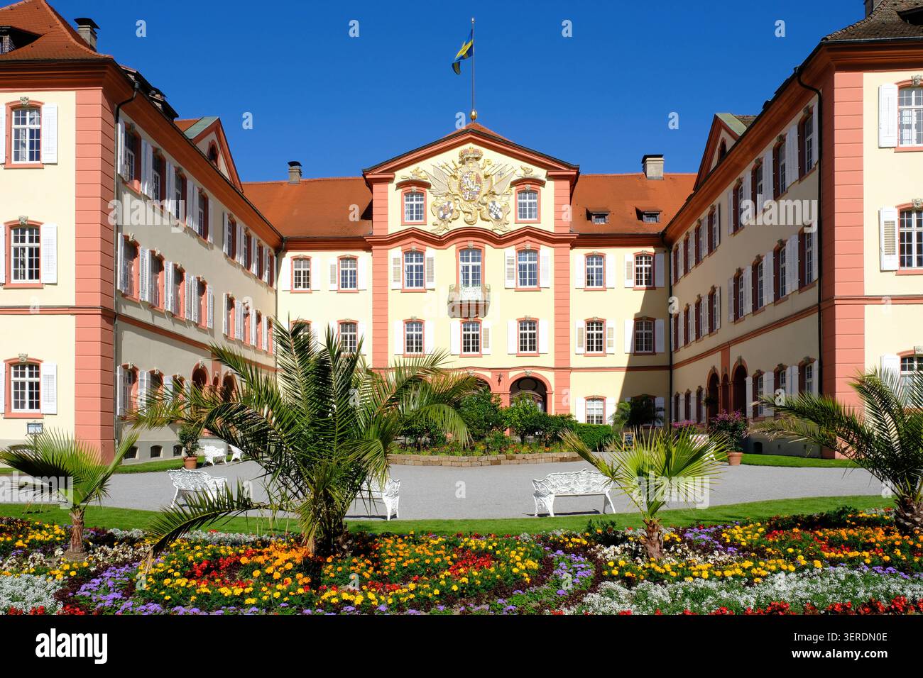 Insel Mainau, Schoss mit schedischer Flagge und Sommerbeet *** Mainau ...