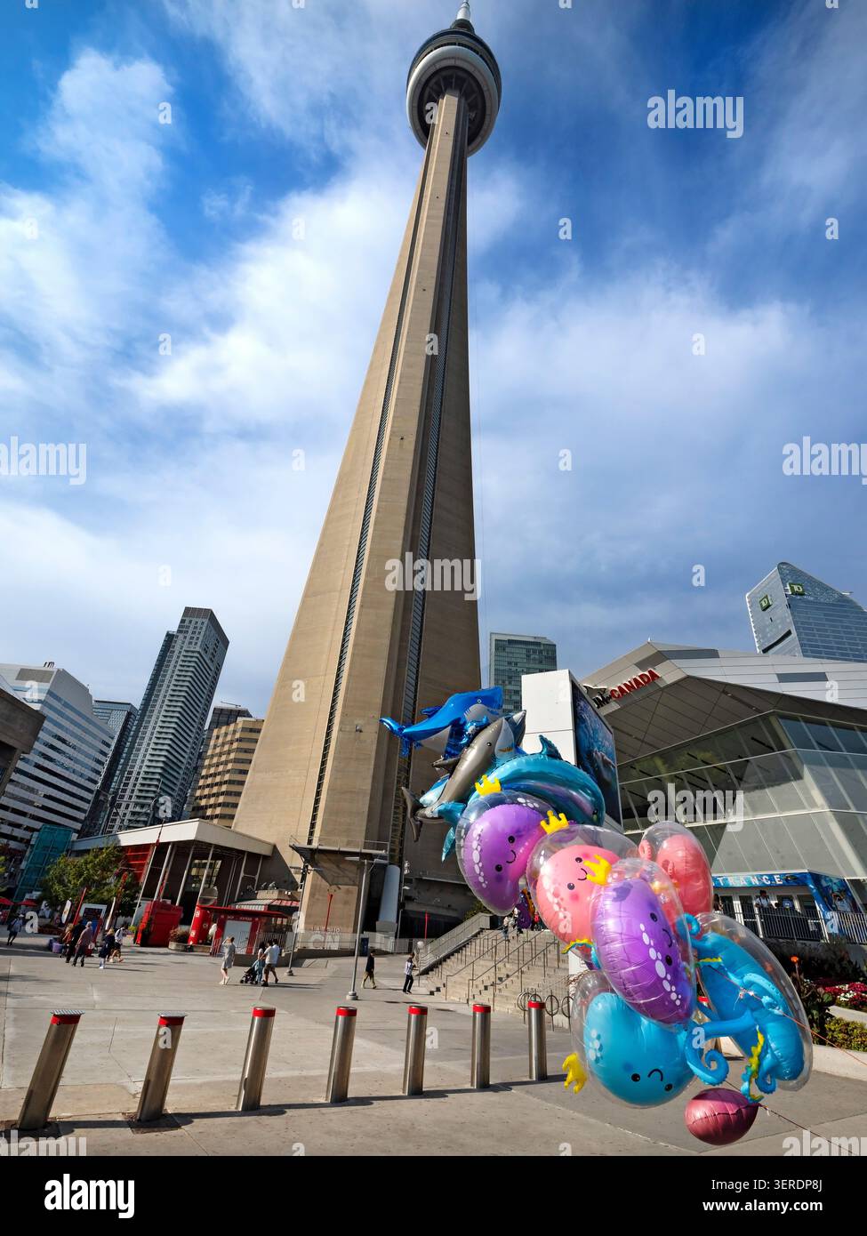 Toronto Canada / Toronto's Iconic CN Tower soars above the city skyline ...