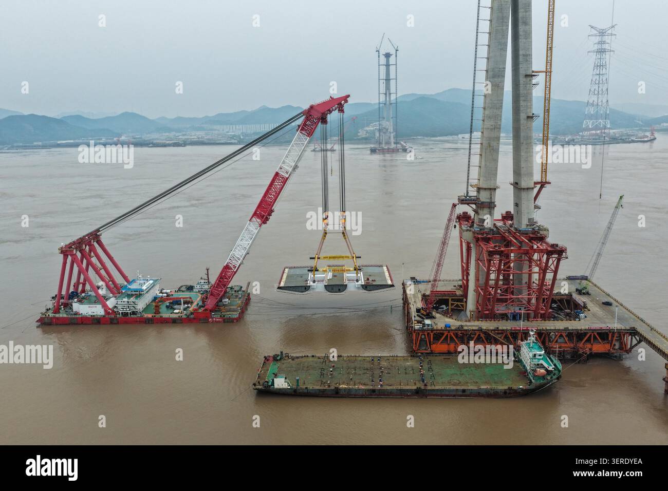 A 3,600-ton floating crane lifts a 39.2-meter-long, 68-meter-wide steel ...