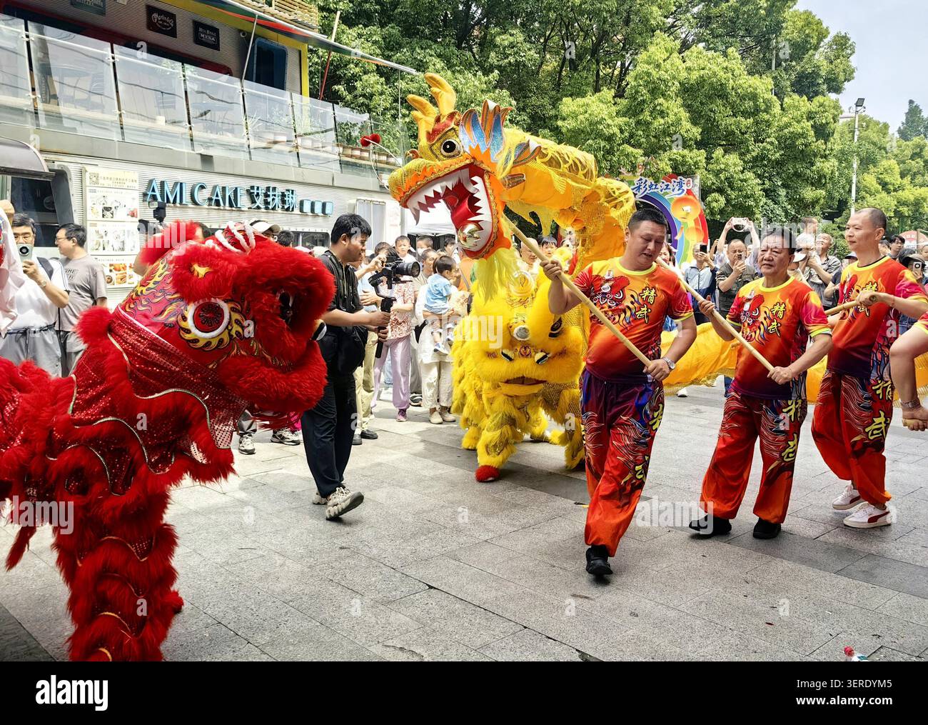 Residents experience traditional culture at Jiangwan Town temple fair ...
