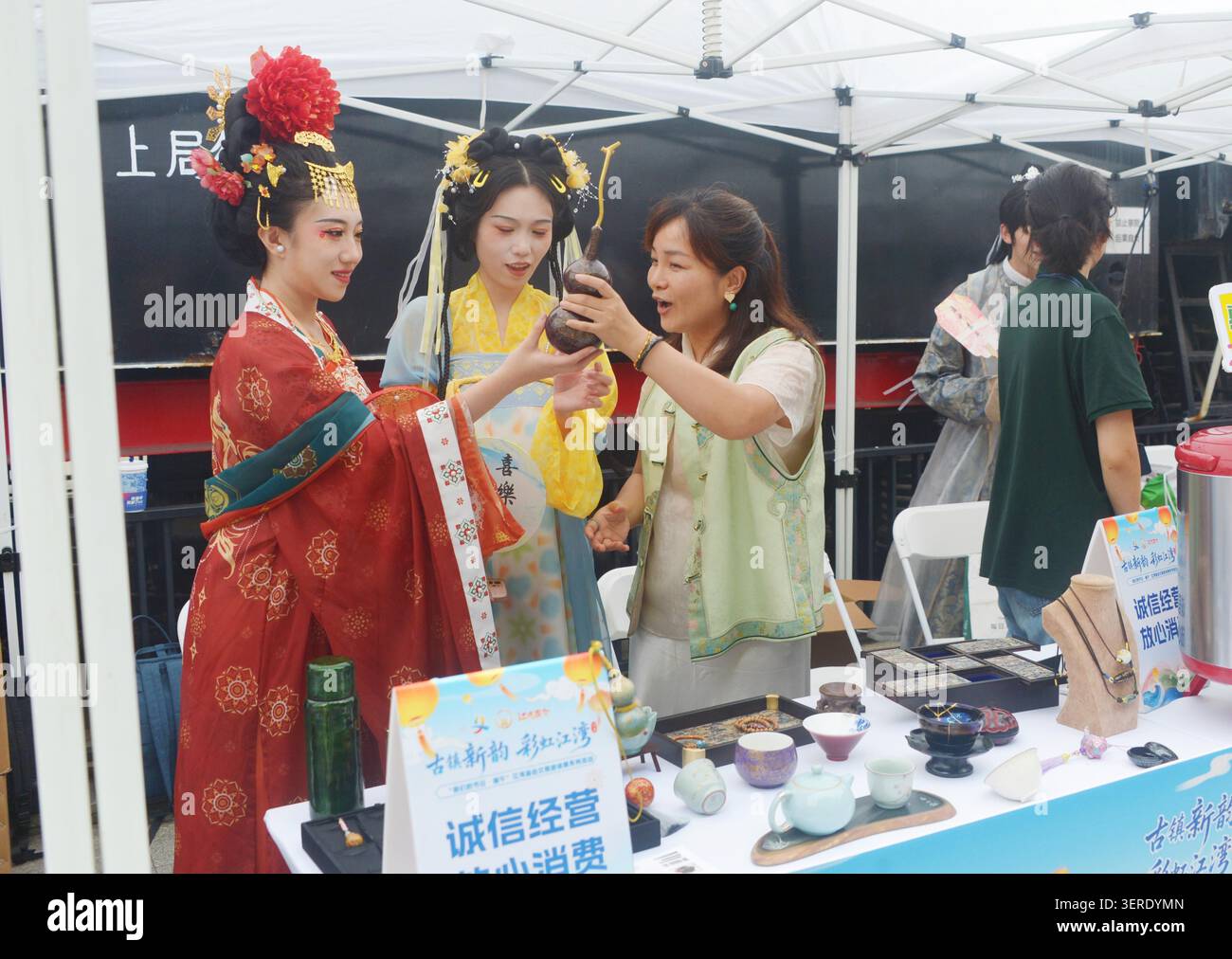 Residents experience traditional culture at Jiangwan Town temple fair ...