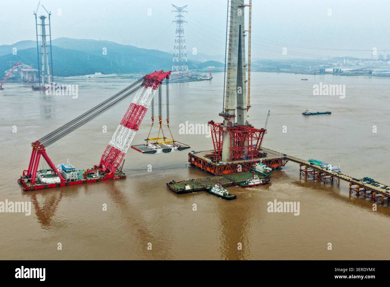 A 3,600-ton floating crane lifts a 39.2-meter-long, 68-meter-wide steel ...