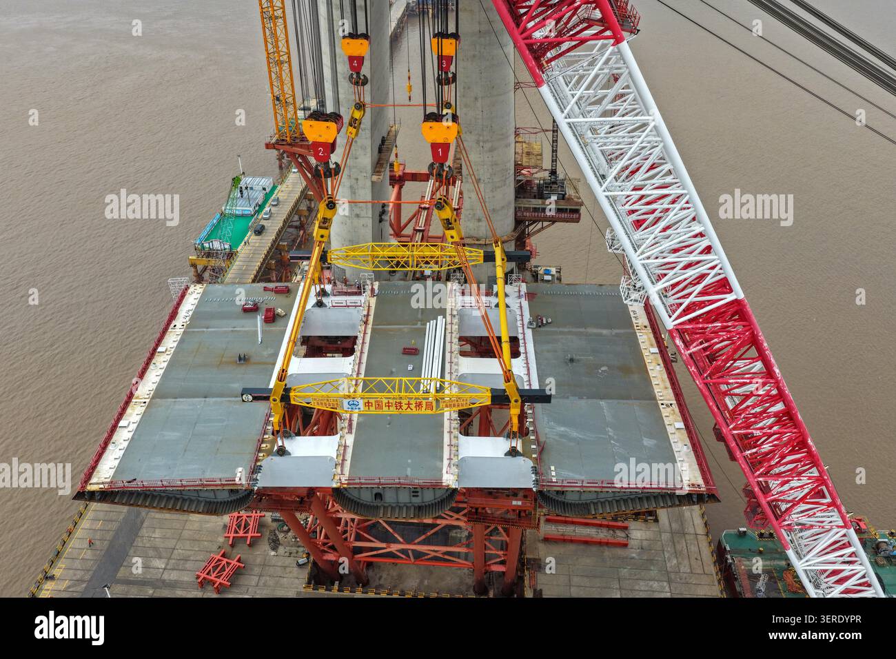 A 3,600-ton floating crane lifts a 39.2-meter-long, 68-meter-wide steel ...