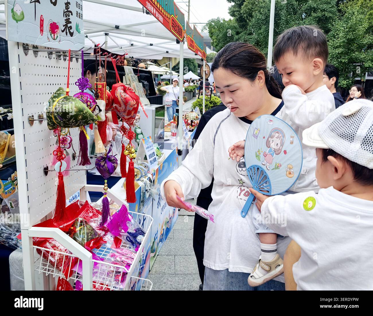 Residents experience traditional culture at Jiangwan Town temple fair ...