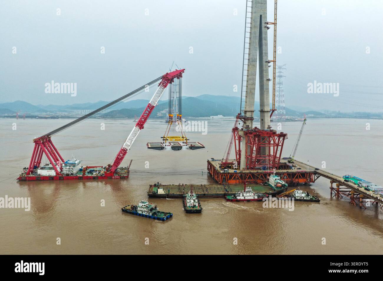 A 3,600-ton floating crane lifts a 39.2-meter-long, 68-meter-wide steel ...
