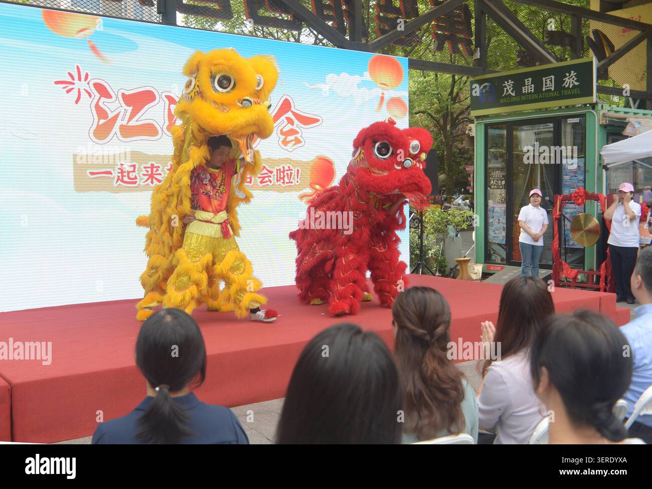 Residents experience traditional culture at Jiangwan Town temple fair ...