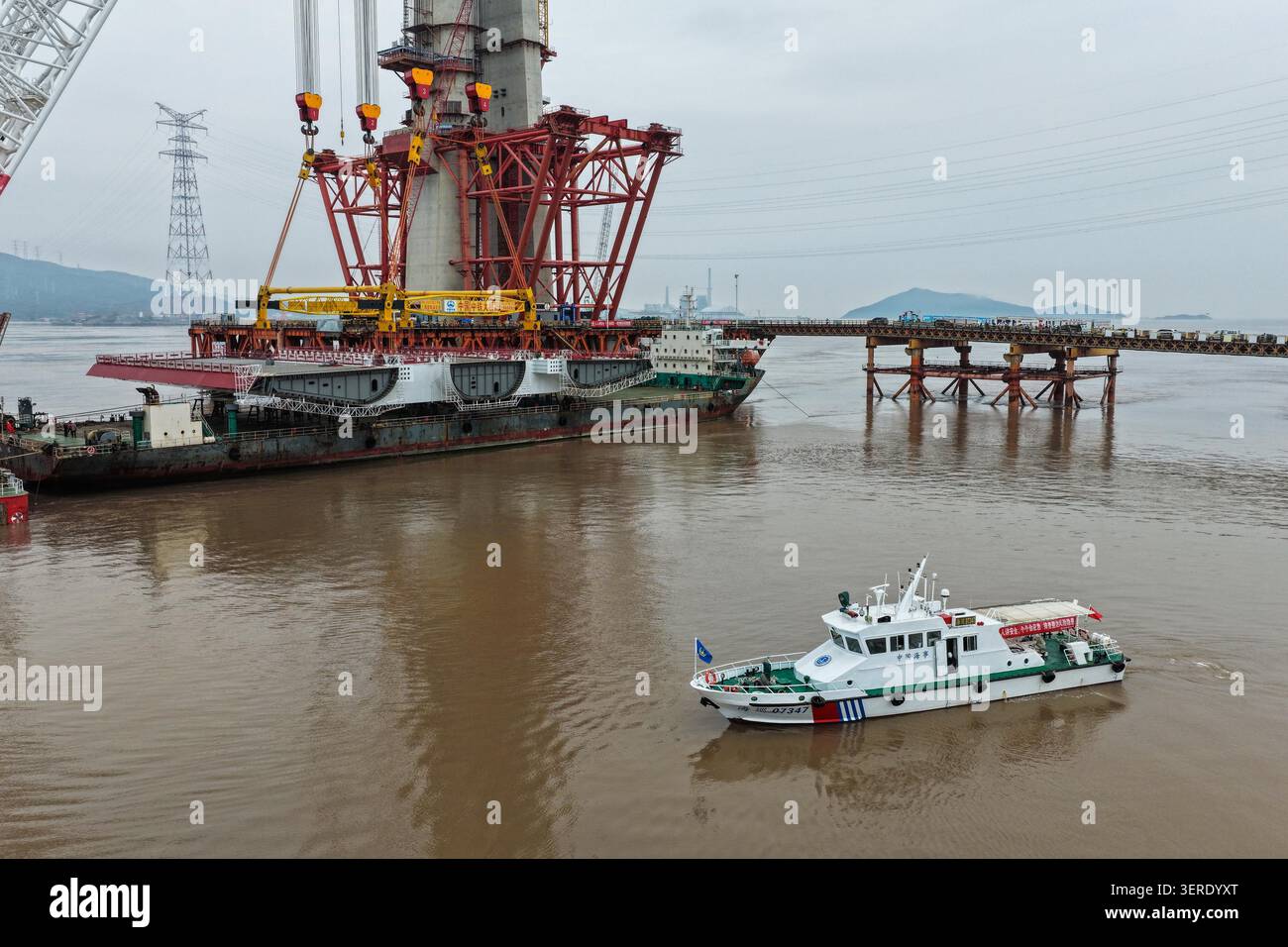A 3,600-ton floating crane lifts a 39.2-meter-long, 68-meter-wide steel ...