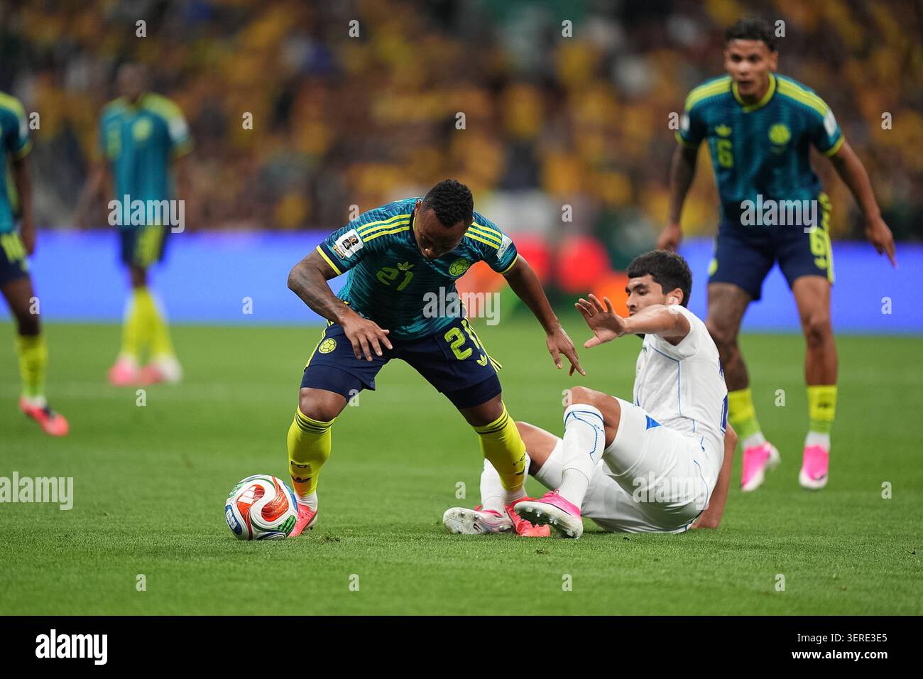 Jáminton Campaz #21 of Colombia dribbles the ball during the FIFA World ...