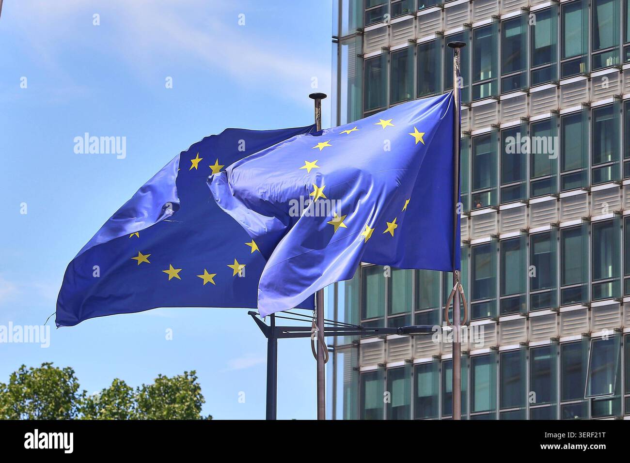 Brüssel, Belgien, 18.06.2026: Europa-Gebäude: EU-Fahnen *** Brussels ...