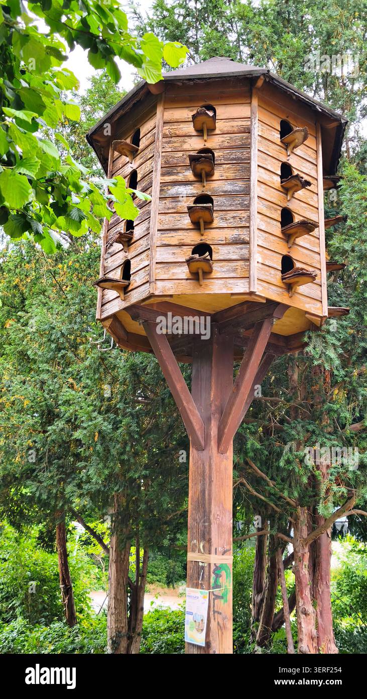 Berlin,15.06.2026,ein großes, sechseckiges Schwalbenhaus aus Holz steht ...