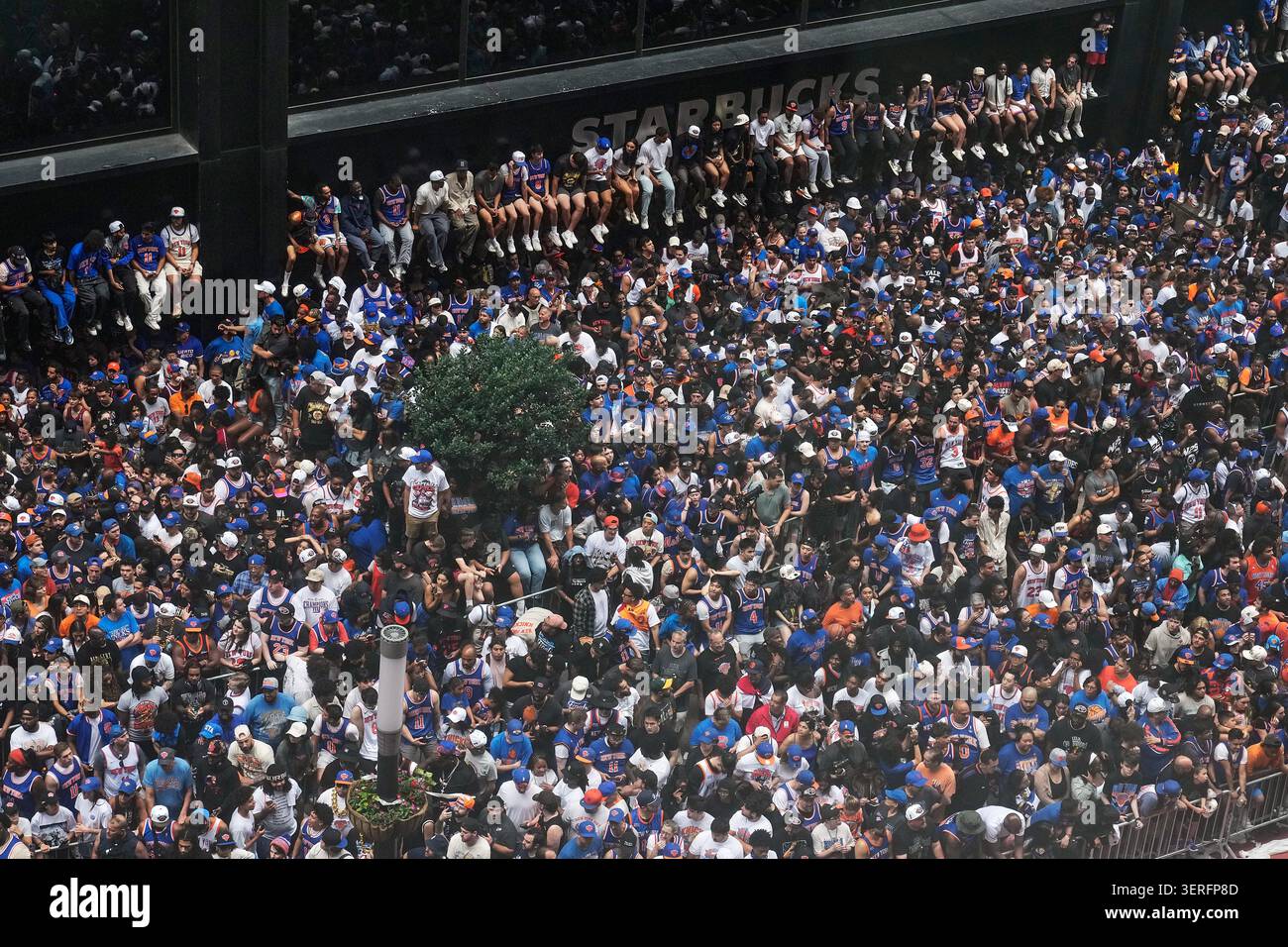 Crowds fill the sidewalks waiting for the start of the NBA Champion New ...