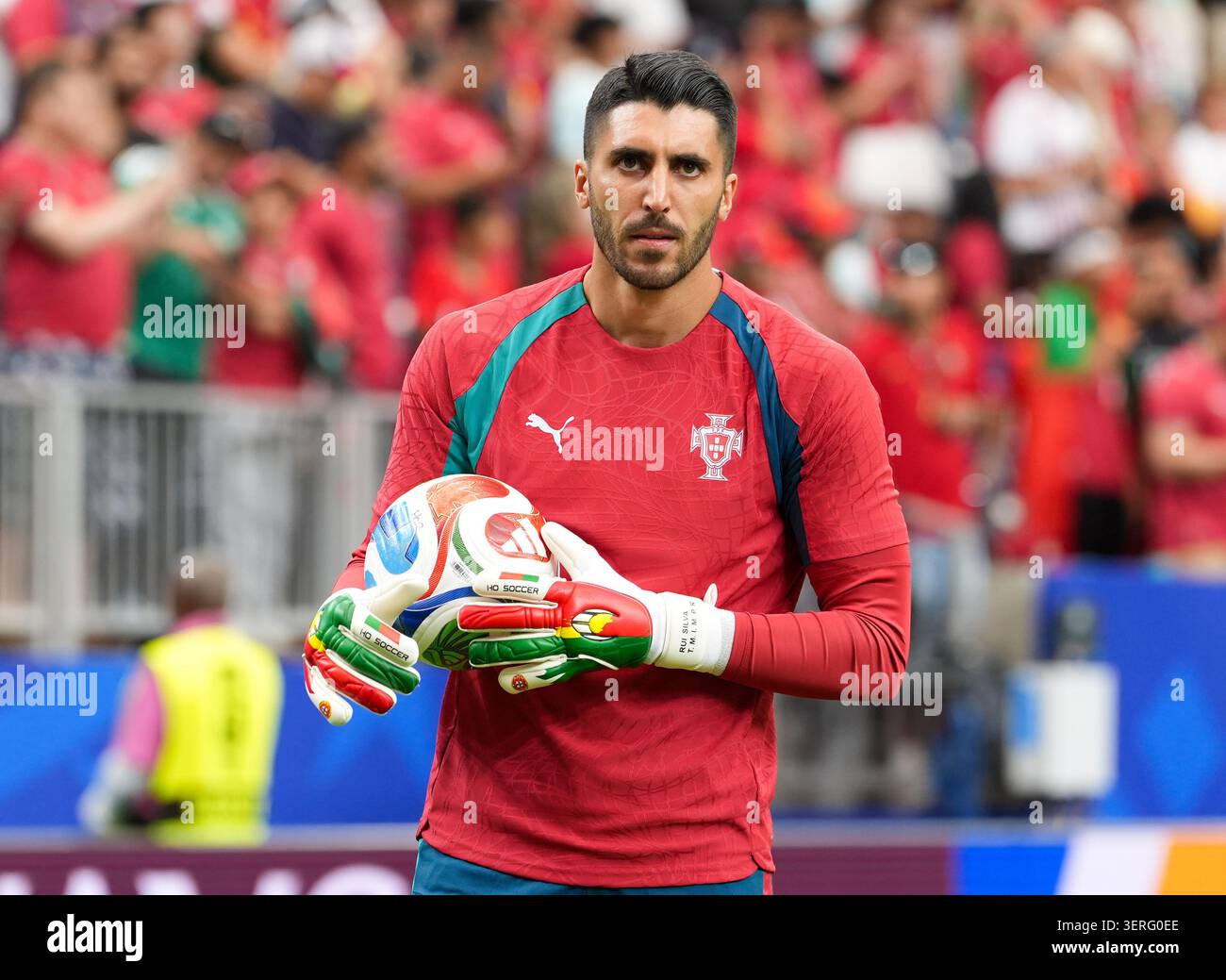 Rui Silva (Portugal, #22) waermt sich vor der Partie gegen DR Kongo auf ...