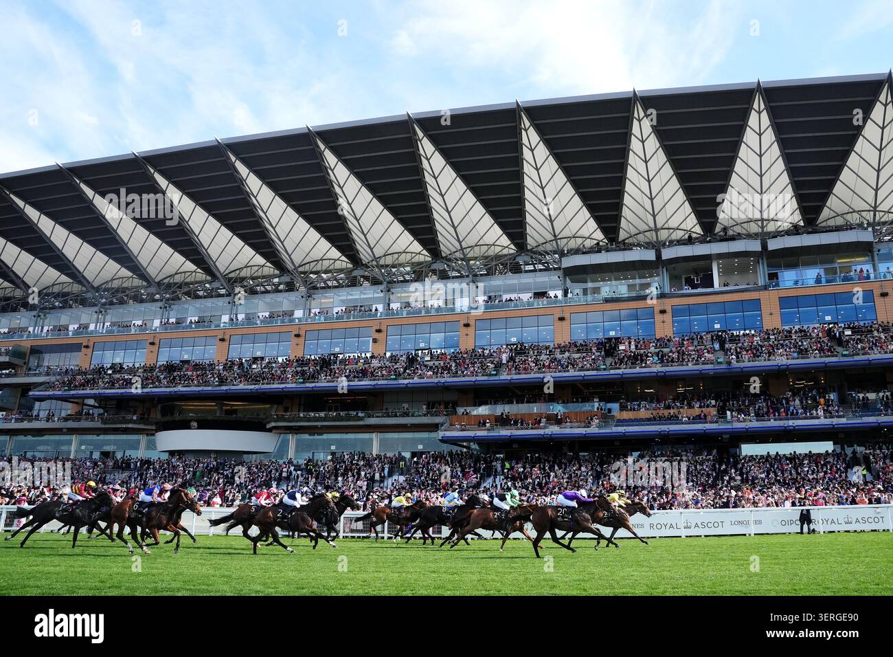 Moonfall ridden by Zac Lloyd on their way to winning the Britannia ...