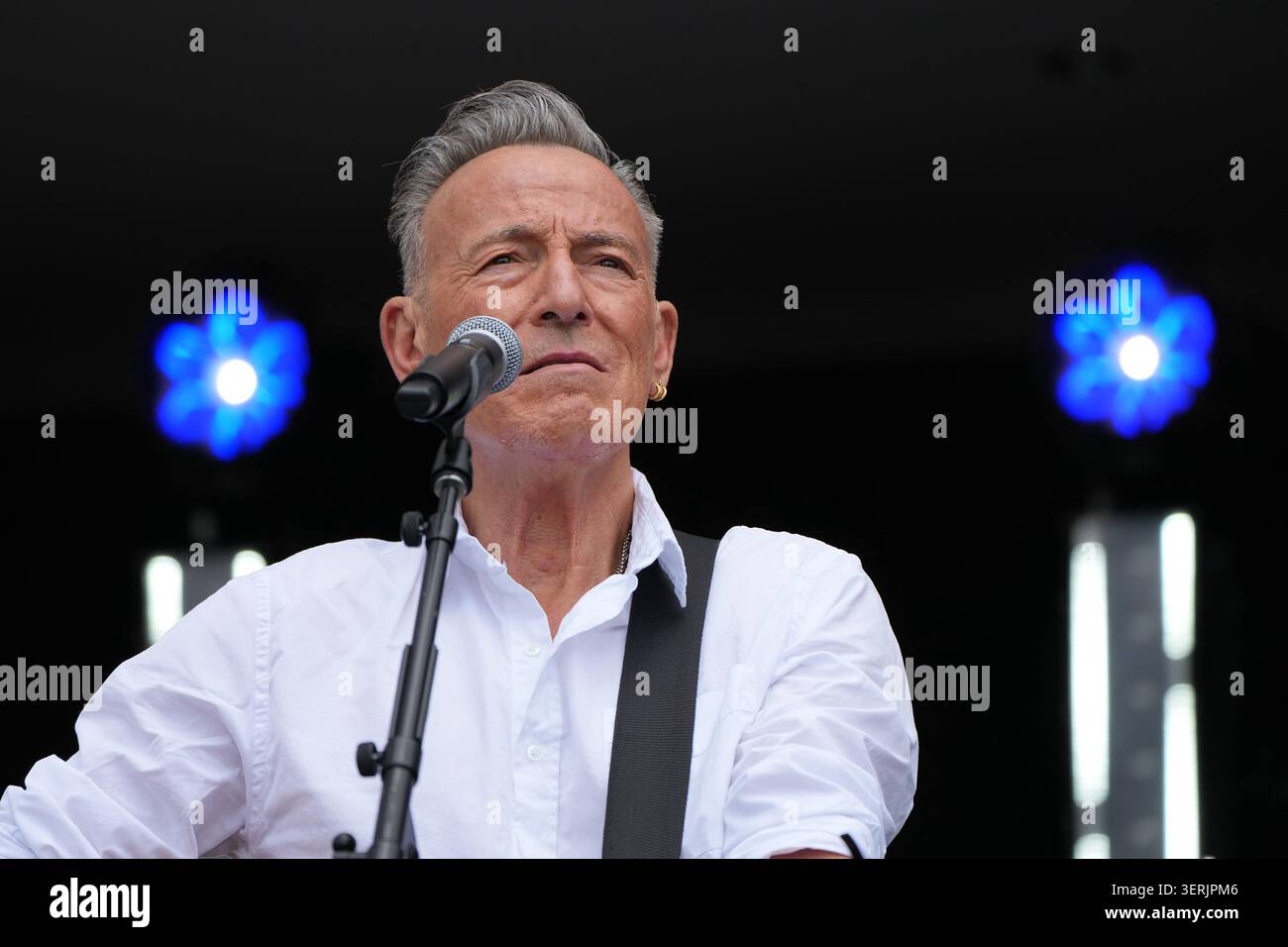 Bruce Springsteen performing at the dedication ceremony for the Obama ...