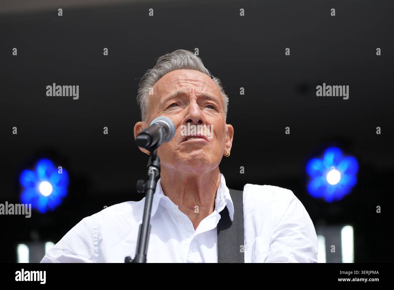 Bruce Springsteen performing at the dedication ceremony for the Obama ...