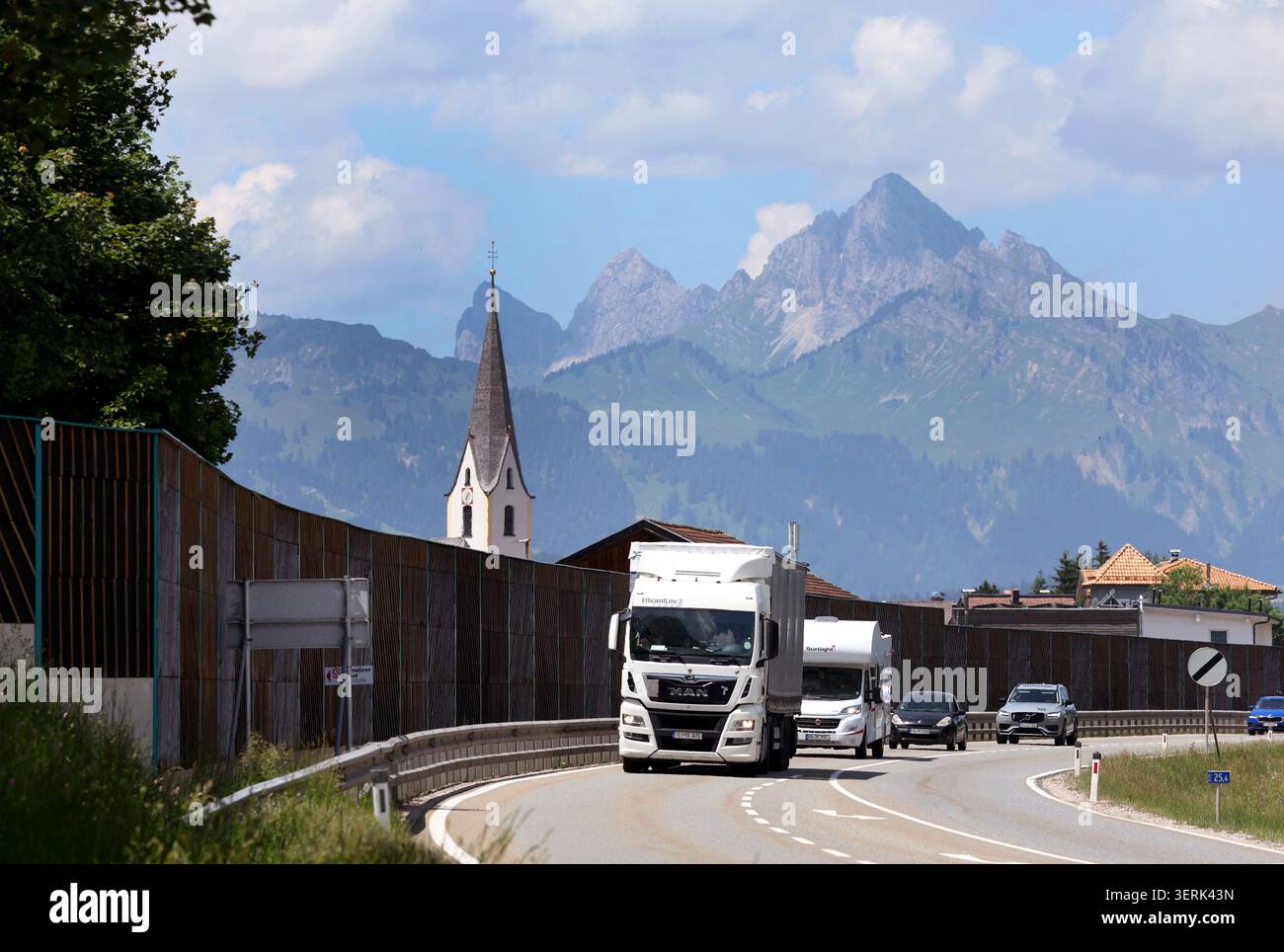 PRODUCTION - 18 June 2026, Austria, Bichlbach: Cars drive past a noise ...