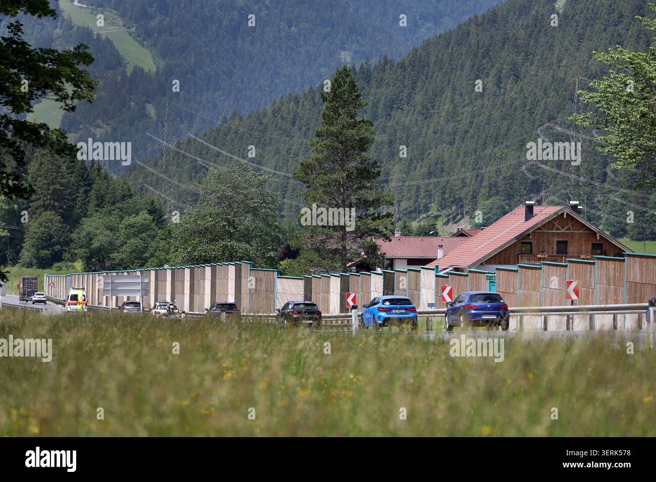 PRODUCTION - 18 June 2026, Austria, Bichlbach: Cars drive past a noise ...