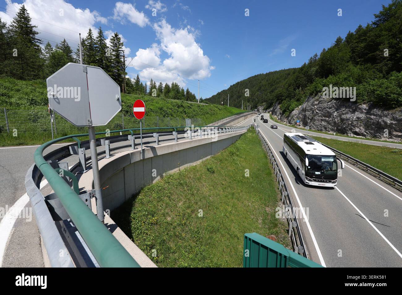 PRODUCTION - 18 June 2026, Austria, Berwang: A bus is traveling on the ...