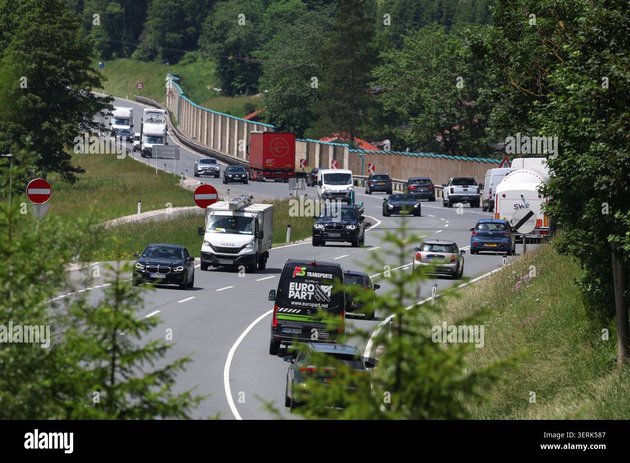 PRODUCTION - 18 June 2026, Austria, Bichlbach: Cars drive past a noise ...