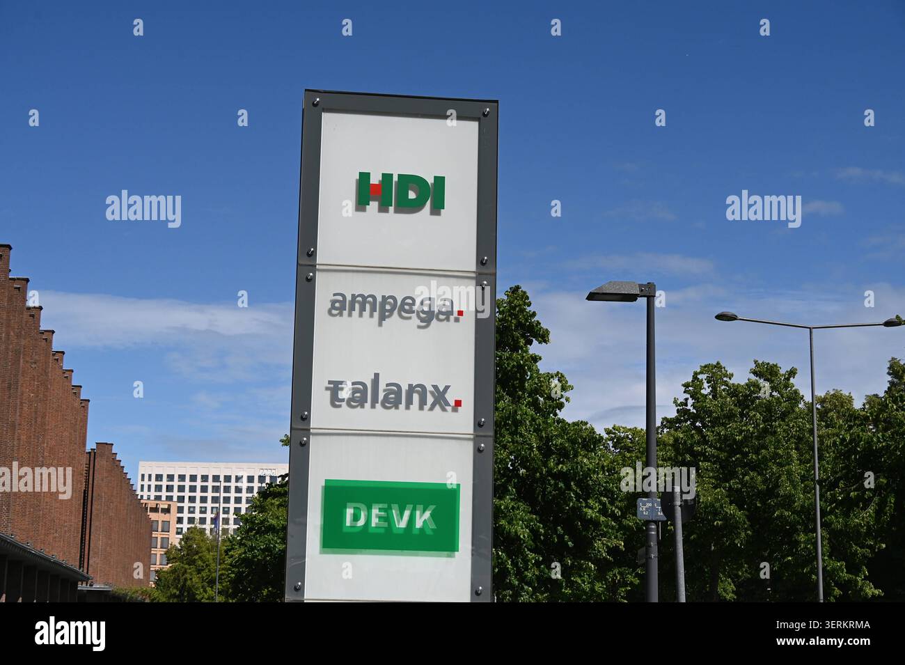Logo, Schriftzug des Versicherungskonzern HDI, sowie taknax, ampega und ...