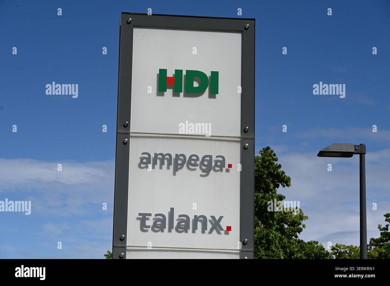 Logo, Schriftzug des Versicherungskonzern HDI, sowie taknax und ampega ...