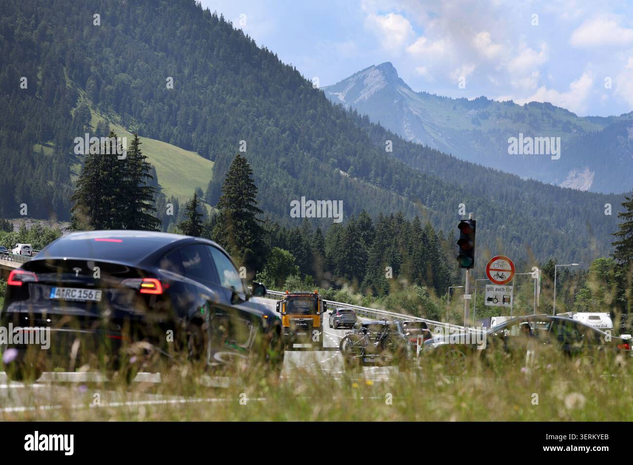 PRODUCTION - 18 June 2026, Austria, Heiterwang: Cars are driving on the ...