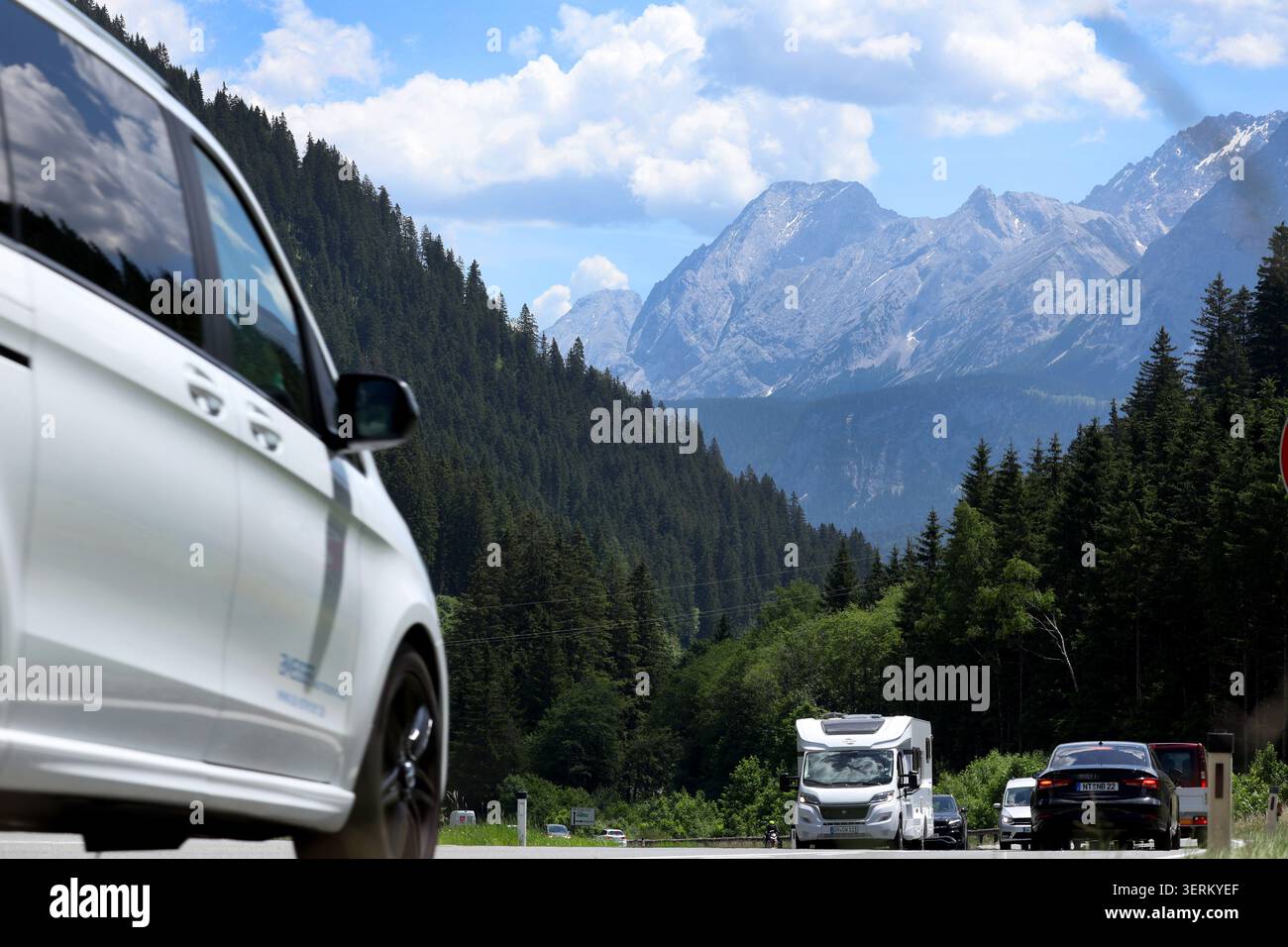 PRODUCTION - 18 June 2026, Austria, Bichlbach: Cars are driving on the ...