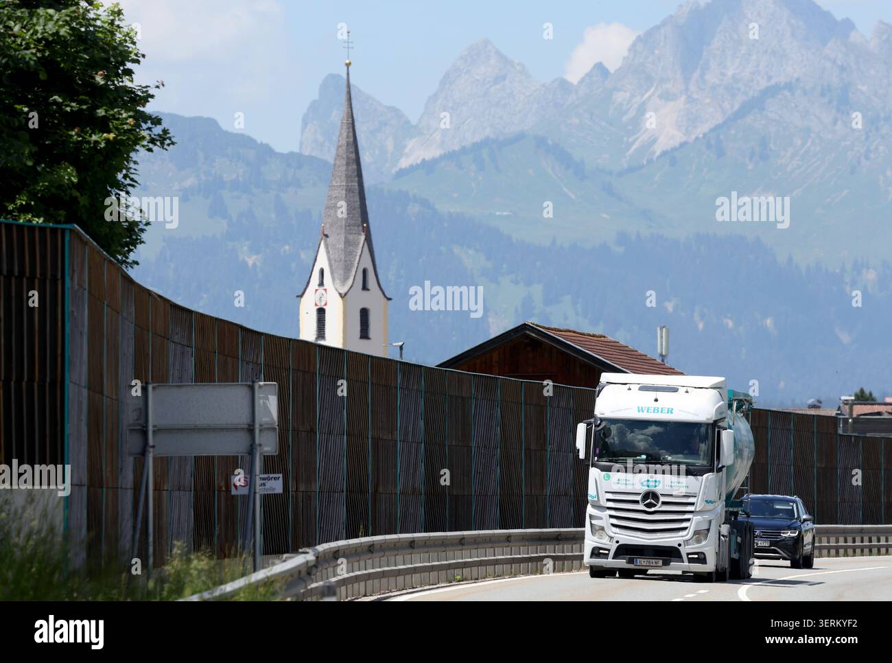 PRODUCTION - 18 June 2026, Austria, Bichlbach: Cars drive past a noise ...