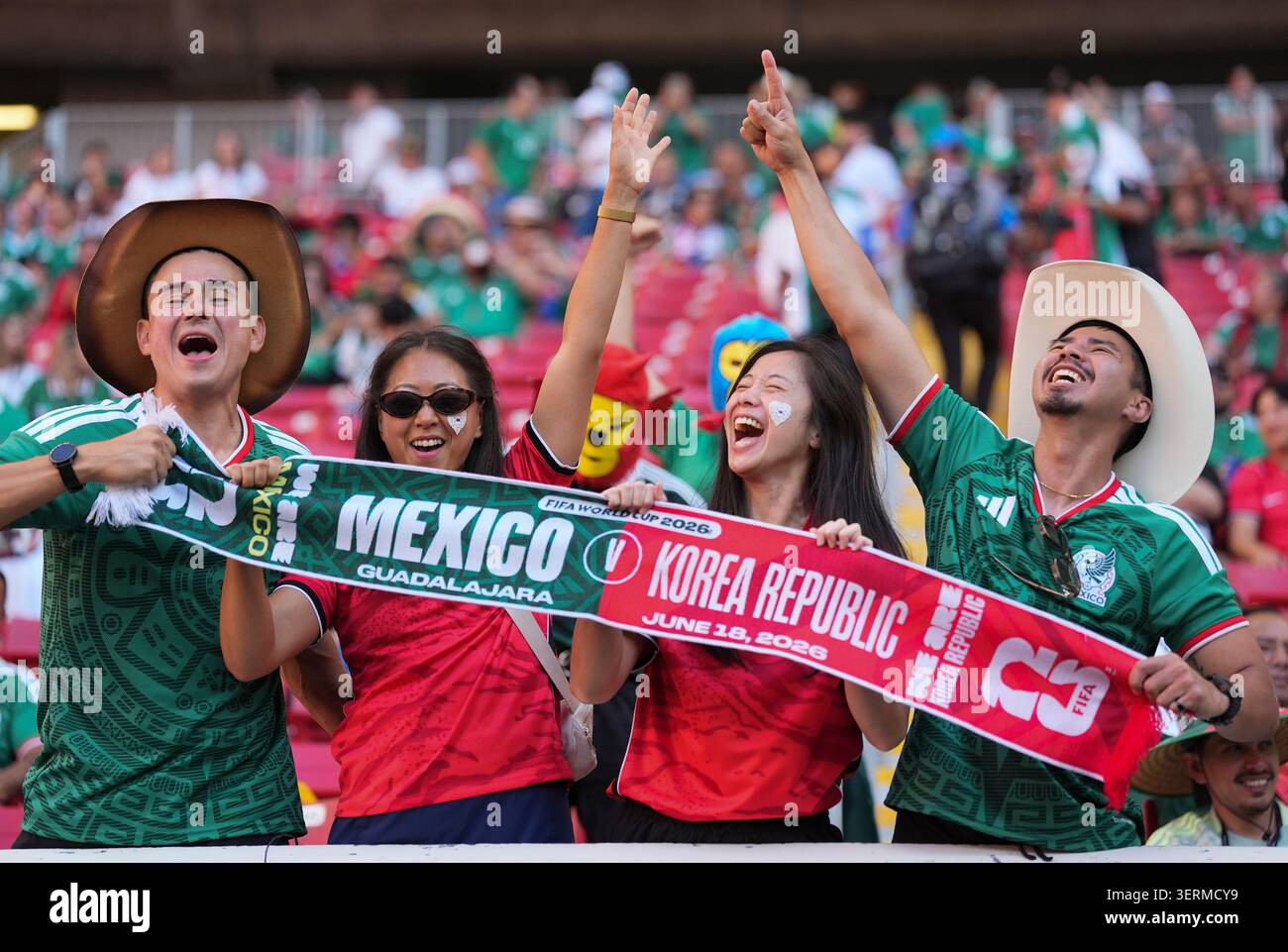 (260619) -- GUADALAJARA, June 19, 2026 (Xinhua) -- Fans cheer before a ...