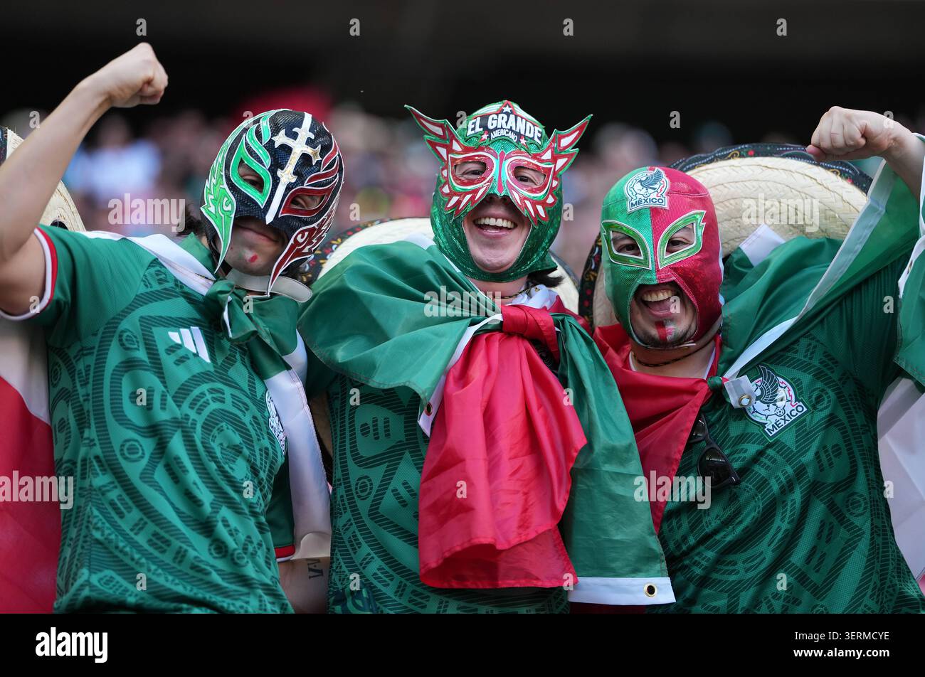 (260619) -- GUADALAJARA, June 19, 2026 (Xinhua) -- Fans of Mexico cheer ...