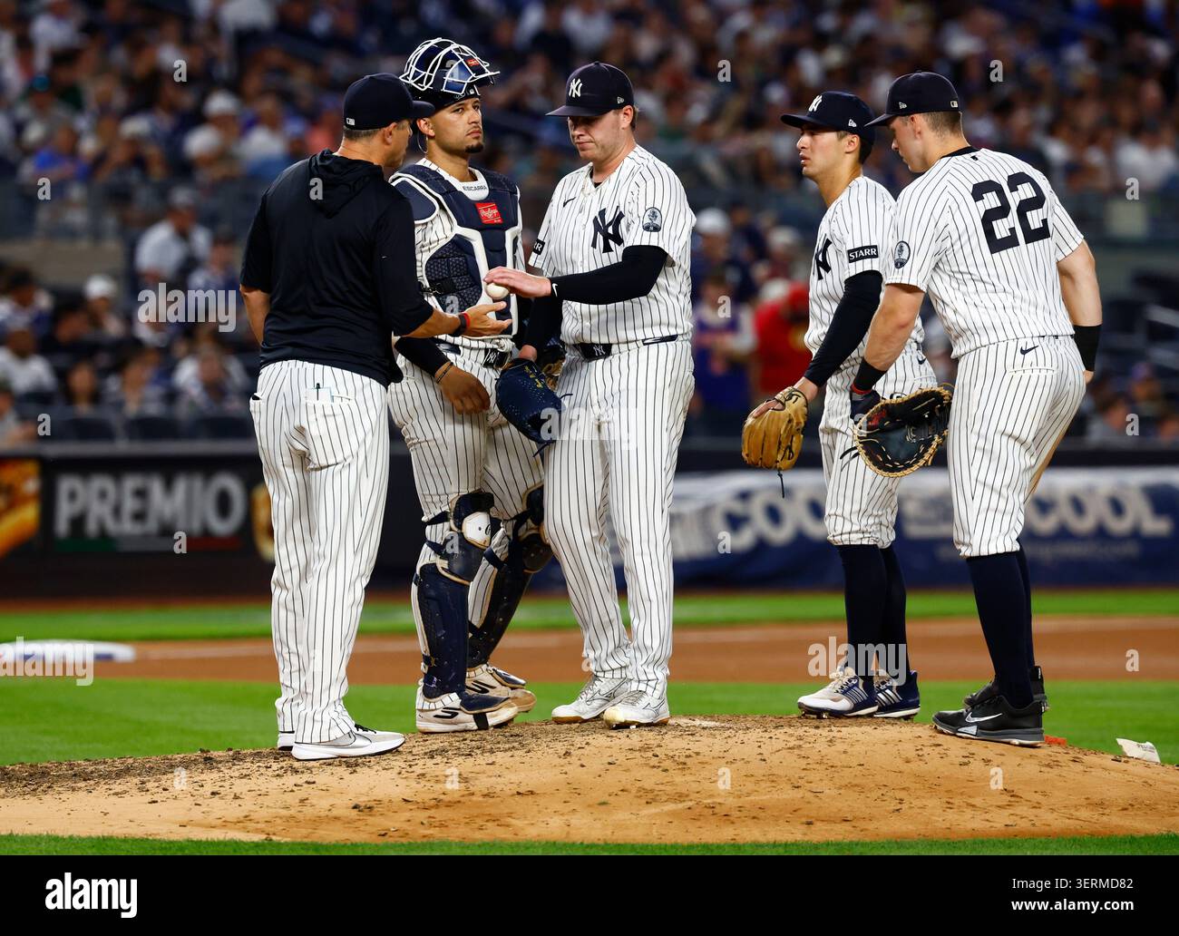 New York Yankees'manager Aaron Boone takes the ball from New York ...