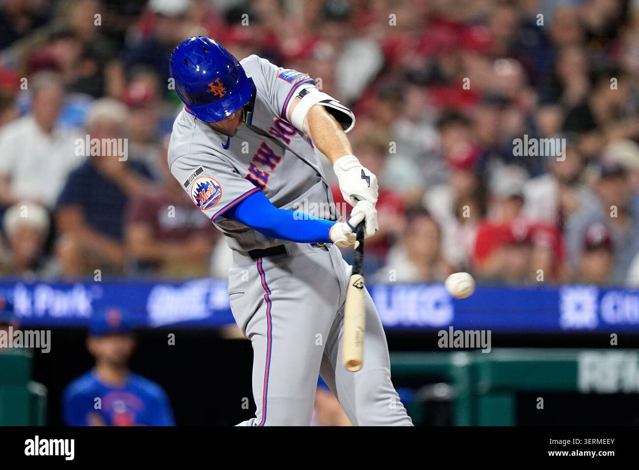 New York Mets' Eric Wagaman hits a run-scoring single against ...