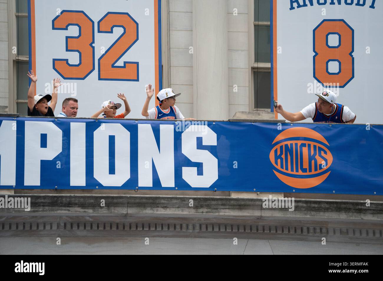 Jeremy Lin takes photos of his kids waving to the crowd during the 2026 ...